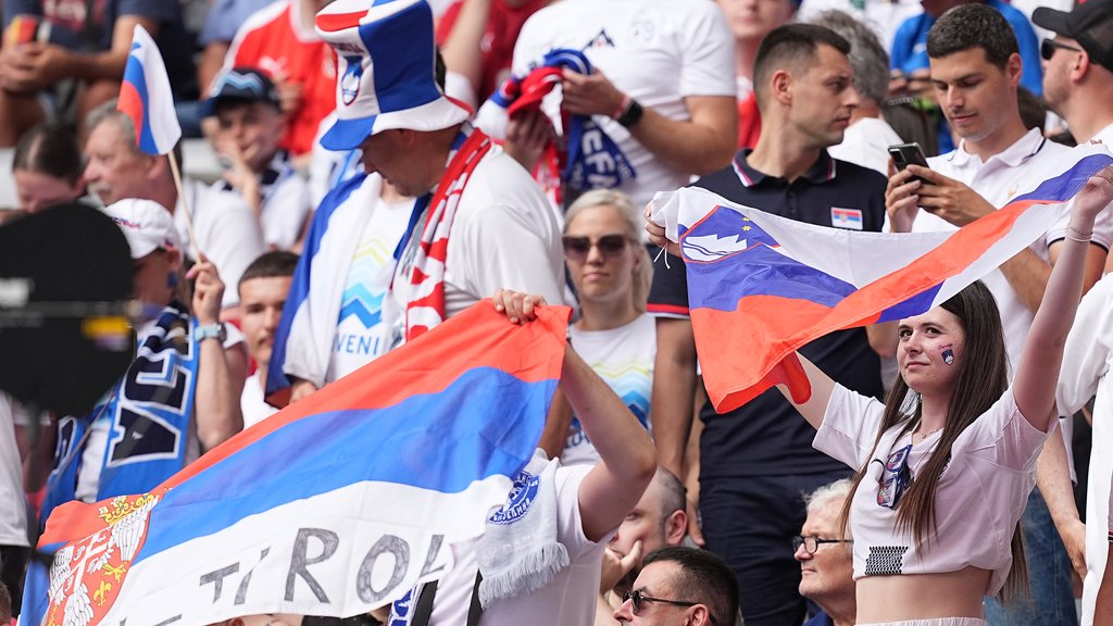 SKANDAL U LETONIJI! ZABRANJENA OBELJEŽJA SRBIJE PRED MEČ! Obezbeđenje pravi haos na stadionu ...