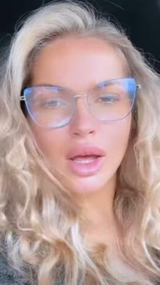 TEODORA DŽEHVEROVIĆ POKAZALA SVOJE LICE BEZ TRUNKE ŠMINKE! Pevačica ne skida osmeh s lica, a ovo ...