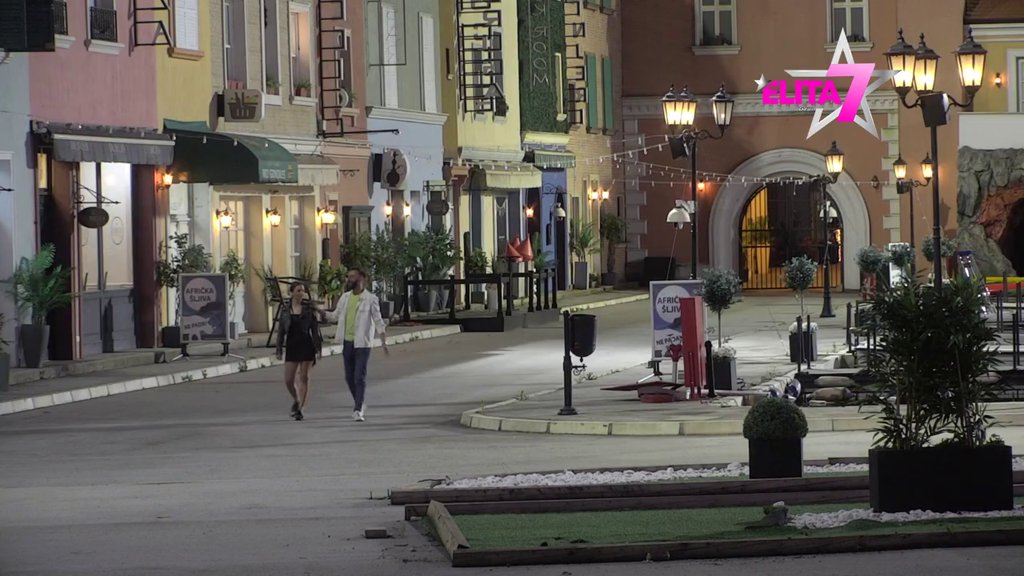 SVI NA PINK! Miona Jovanović upravo je stigla na razgovor s voditeljem Darkom Tanasijevićem ...