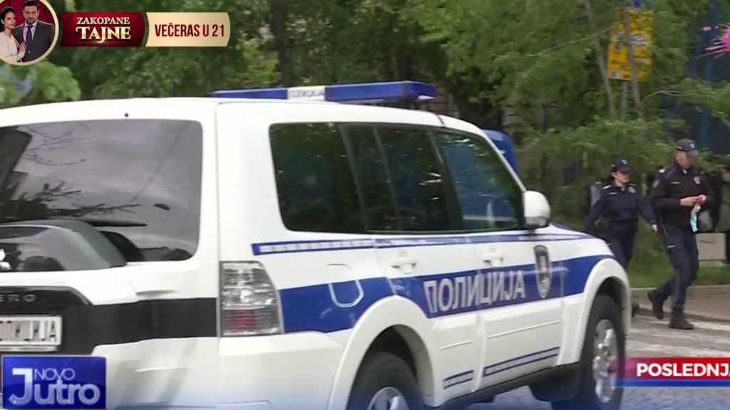 DECA U SUZAMA, RODITELJI VAN SEBE! Potresne scene ispred škole na ... DECA U SUZAMA, RODITELJI VAN SEBE! Potresne scene ispred škole na ...