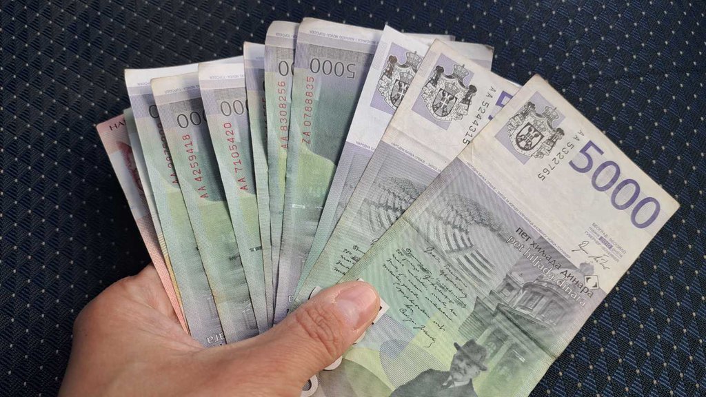 ISPLATA UVEĆANIH PLATA POČINJE SUTRA: Ovi radnici prvi dobijaju novac ...
