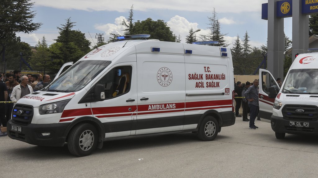 UZNEMIRUJUĆI SNIMAK: Sneg pao sa zgrade i UBIO DEVOJKU - Prolaznici ...