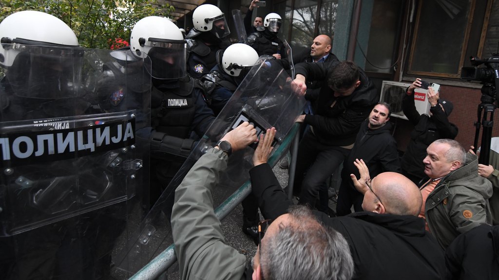 DNO DNA Opozionar najstrašnije vređao i psovao novinarku sa Novosadske ...