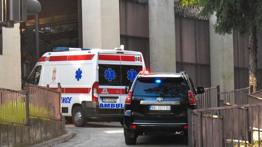 'ŠTA STE PARKIRALI TU? SAD ĆETE DA VIDITE!' SVINJOKOLJ POŠAO PO ZLU: Bivši bezbednjak pucao na ...