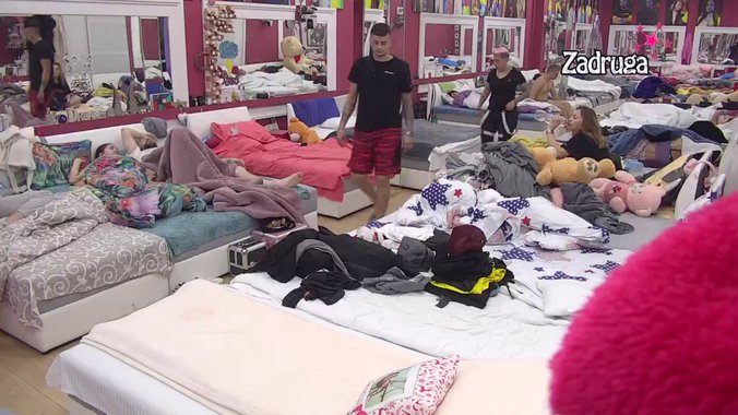 pink.rs | USTALA NA LEVU NOGU! Valentina se odmah iz sna ''bacila'' na ... pink.rs | USTALA NA LEVU NOGU! Valentina se odmah iz sna ''bacila'' na ...
