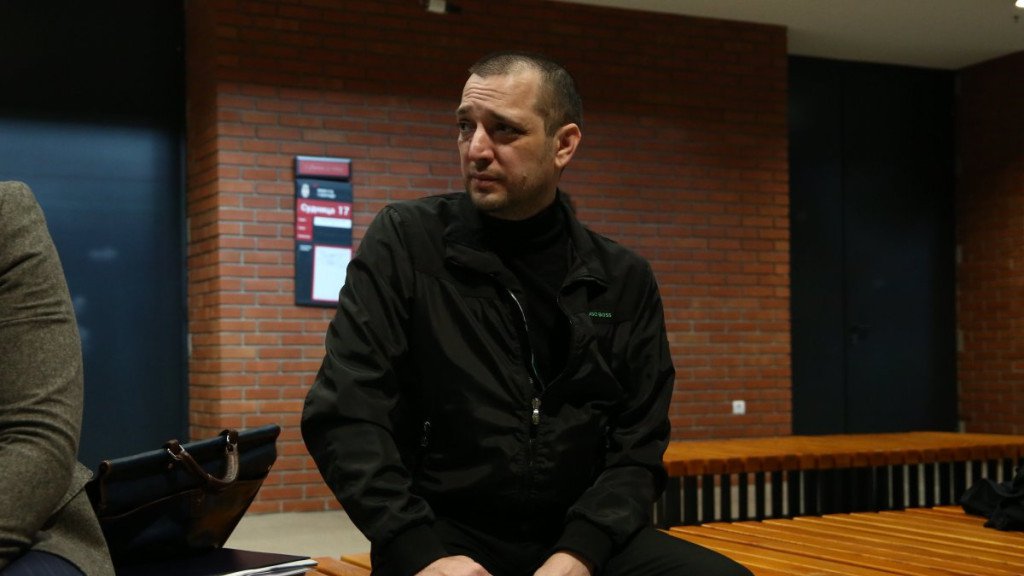 U CRNOM, KOŠULJU ZAMENIO ROLKOM! Zoran Marjanović stigao u sud - evo ...