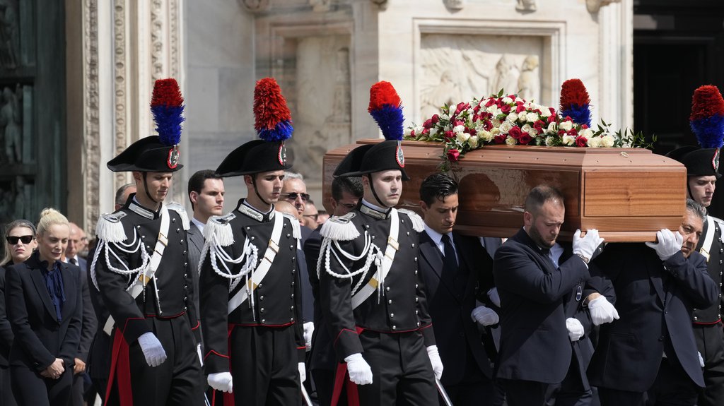 SCENA KOJA OBILAZI PLANETU: Kovčeg sa Berluskonijem iznet iz katedrale ...