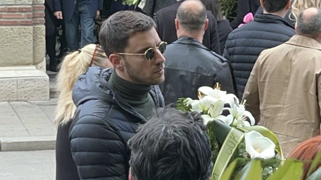 TUGA I JECAJI NA SAHRANI BOJANE JANKOVIĆ: Stigao brat pokojne voditeljke! Maneken Vlada ...