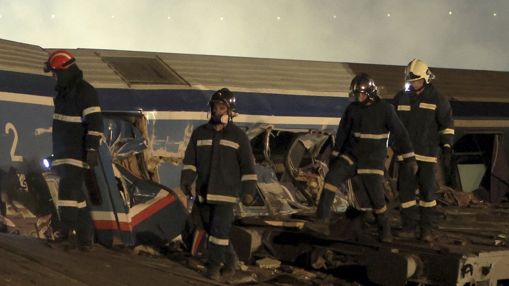 STRAVIČNI PRIZORI NAKON SUDARA VOZOVA U GRČOJ - Zgužvani vagoni i vatra ...