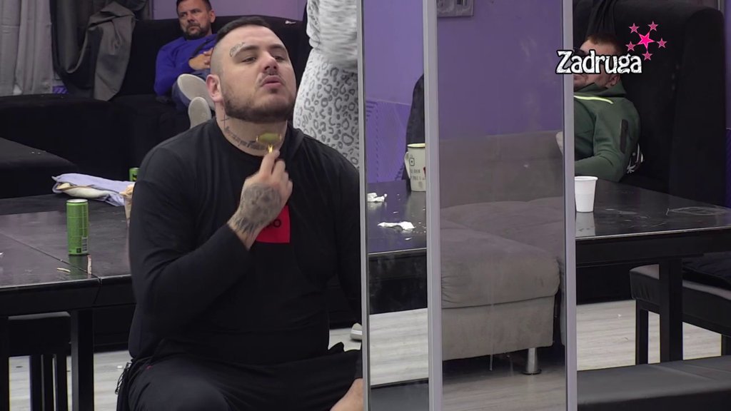 LIFTING LICA! Car odlučio da mu koža zasija jače od sunca, rolerom ...