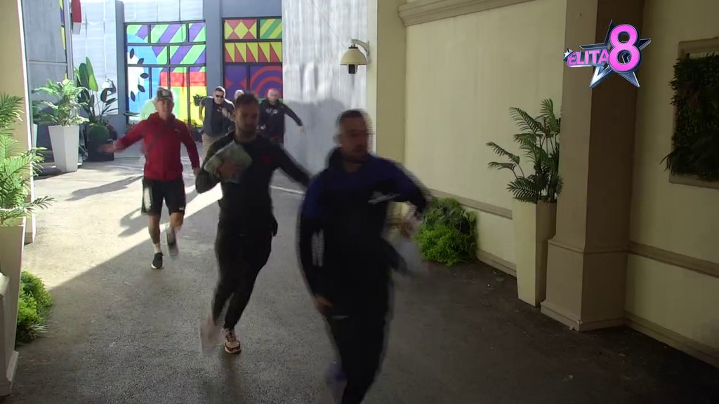 STAMPEDO! Veliki šef obavestio učesnike Elite da je otvorena prodavnica, oni odmah pohitali ...