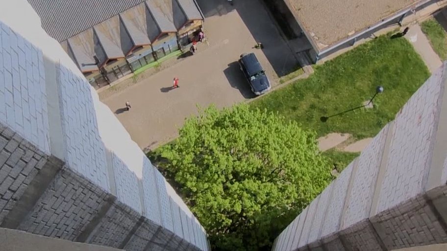 Dečak preživeo pad sa 16. sprata: Završio sa ogrebotinom, bez preloma, a nikome nije jasno kako ...