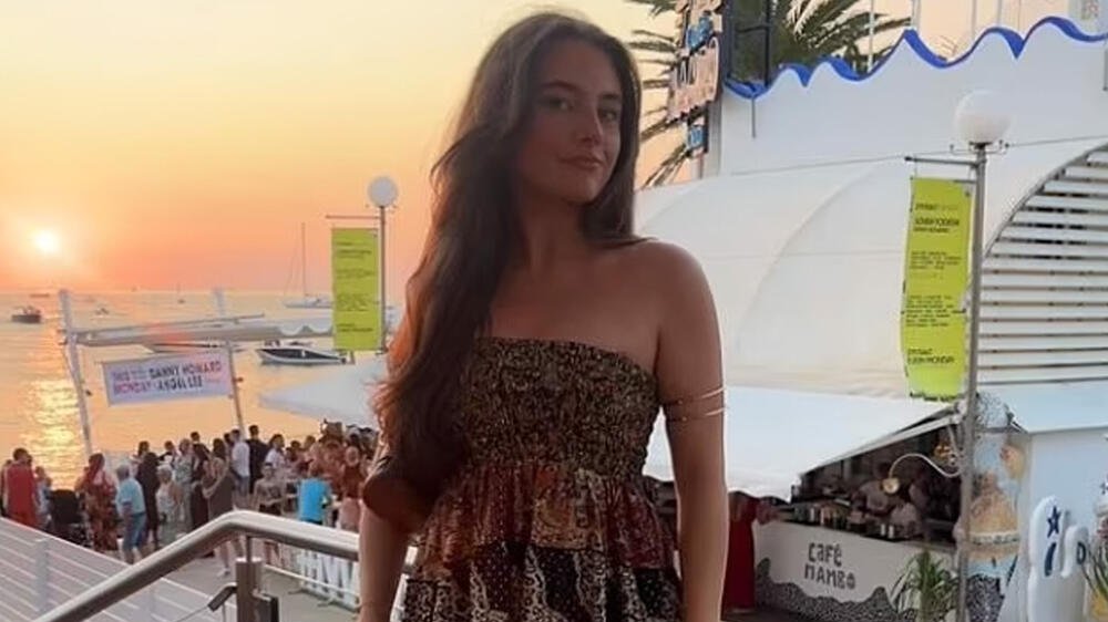 EMA (19) UŽIVALA SA PRIJATELJIMA NA IBICI Samo nekoliko sati kasnije ...