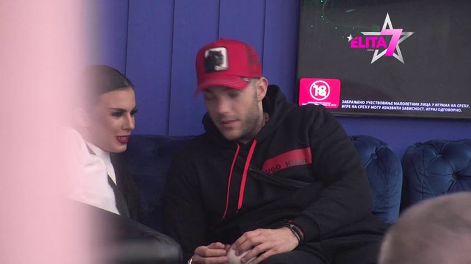 GLEDA GA KAO ZMIJA ŽABU! Anita ne dozvoljava da Anđelo ostane ni trenutak NASAMO, pa mu se ...