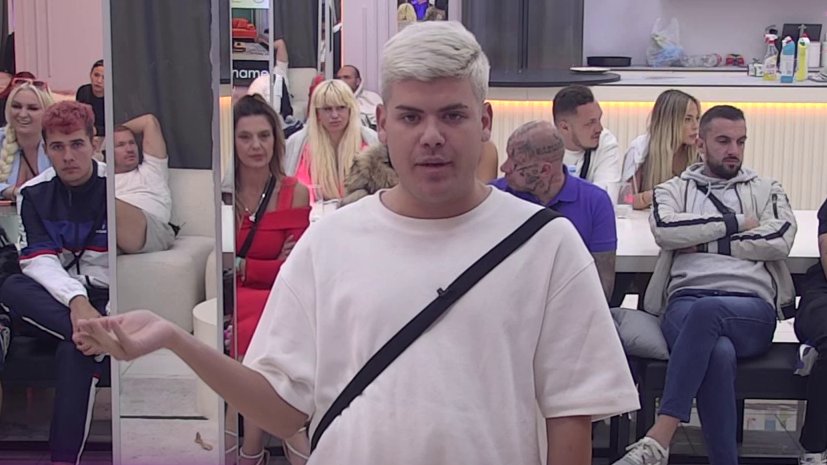 Izgledaju kao mama i sin: Uroš brutalno udario na odnos Aneli i Mateje, smatra da je ...