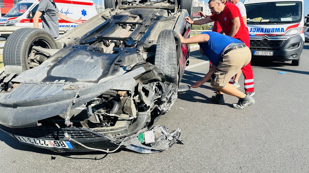 Staklo polupano, automobil na krovu: Jeziva nesreća na Konjarniku | pink.rs