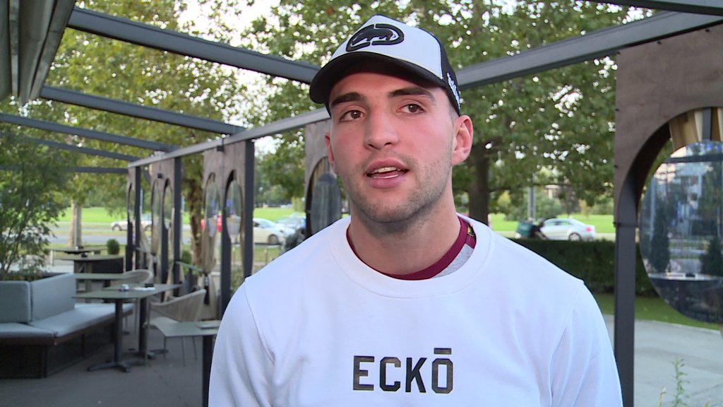 VELJKO SA NASLEDNIKOM OTIŠAO PO BADNJAK! Hit fotka kruži internetom ...