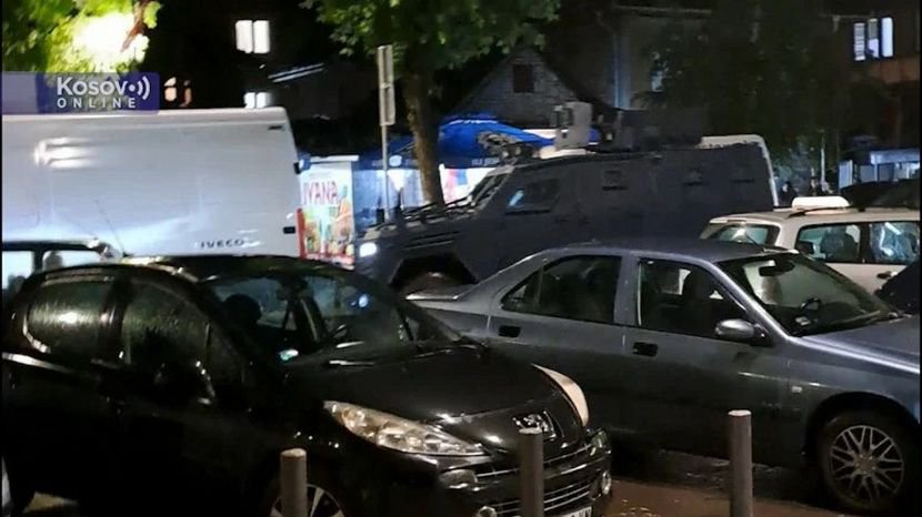 Oklopna vozila Rosu patrolirala kroz centar Severne Mitrovice | pink.rs