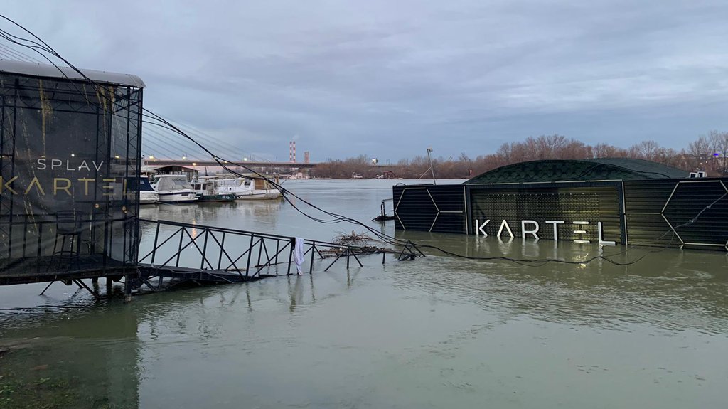 NAJNOVIJI DRAMATIČNI SNIMCI SA SPLAVA KOJI JE NOĆAS TONUO U BEGORADU ...