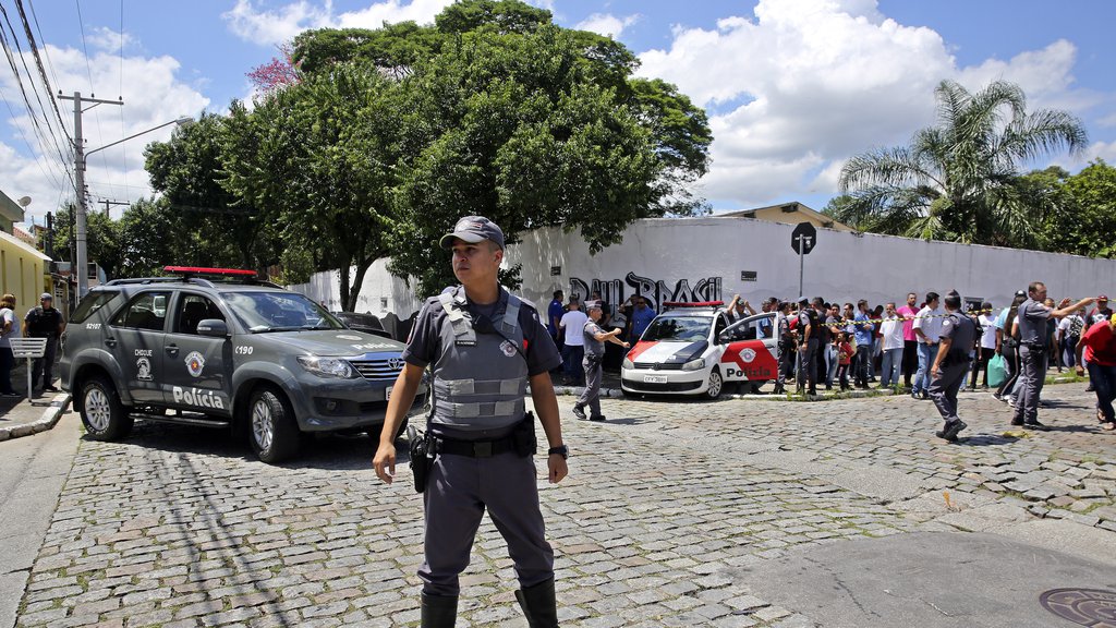 SRBIN PAO U BRAZILU: Uhapšen na kruzeru S TOVAROM KOKAINA! Lisice ...