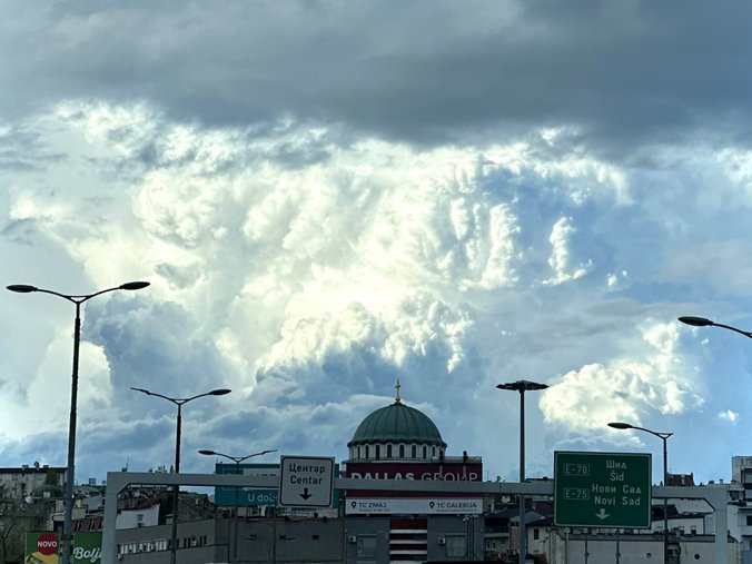 ČUDNA POJAVA NA NEBU IZNAD HRAMA SVETOG SAVE NA VELIKI PETAK! Beograđani u čudu: DA LI JE TO ...
