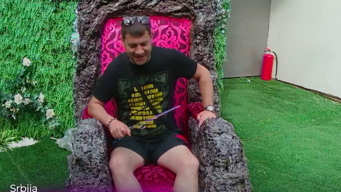 SVI NA PINK! Ivan Marinković upravo ulazi u Rajski vrt - spreman da OPLETE po svim cimerima kod ...