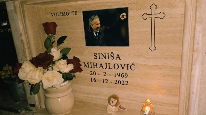 NA MIHINOM GROBU NA SRPSKOM ISPISANO - VOLIMO TE! Siniša na slici nasmejan sa stegnutom pesnicom ...