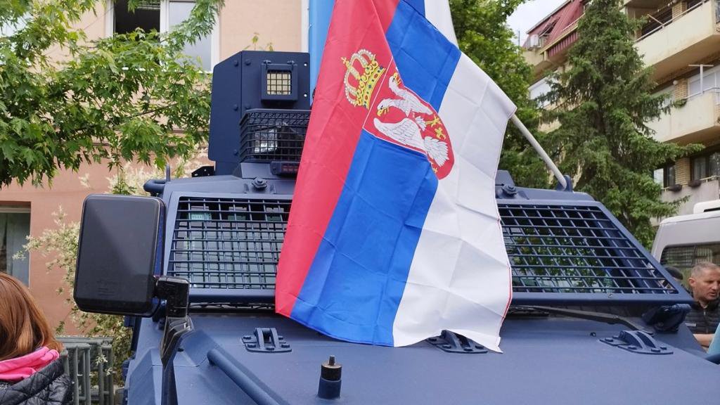 SRBI OKAČILI TROBOJKU NA OKLOPNO VOZILO KOSOVSKE POLICIJE: Pogledajte okupljeni narod u Zvečanu ...