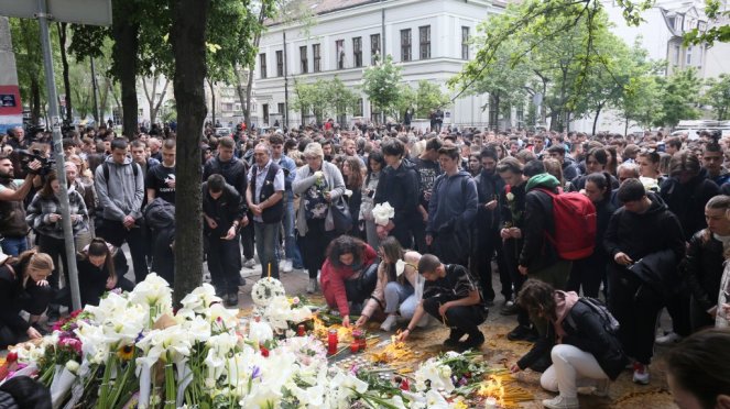 SAHRANA 10. ŽRTVE MASAKRA U ŠKOLI NA VRAČARU: Potresne scene na groblju Lešće, patrijarh ...