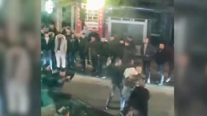 MASOVNA TUČA U CENTRU NOVOG PAZARA: Saobraćaj BLOKIRAN, na licu mesta POLICIJA I HITNA POMOĆ ...