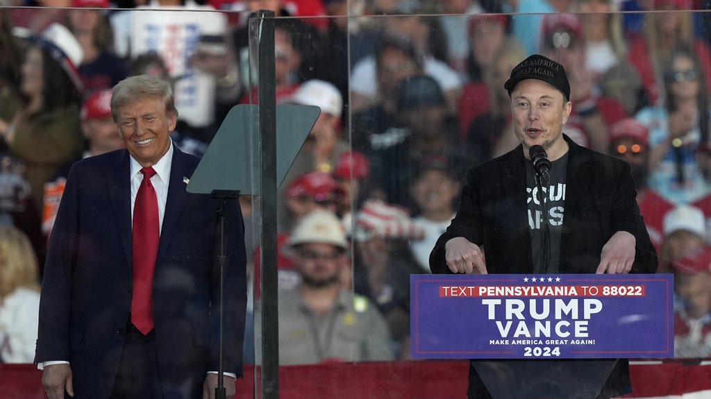 DAO JE MILIONE DA TRAMP DOĐE NA VLAST, A SADA MU JE CILJ EVROPA! Mask ...