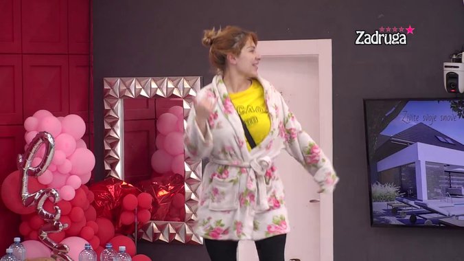 pink.rs | DIGLA BELU KUĆU NA NOGE! Irma se popela na sto, zaigrala i ...