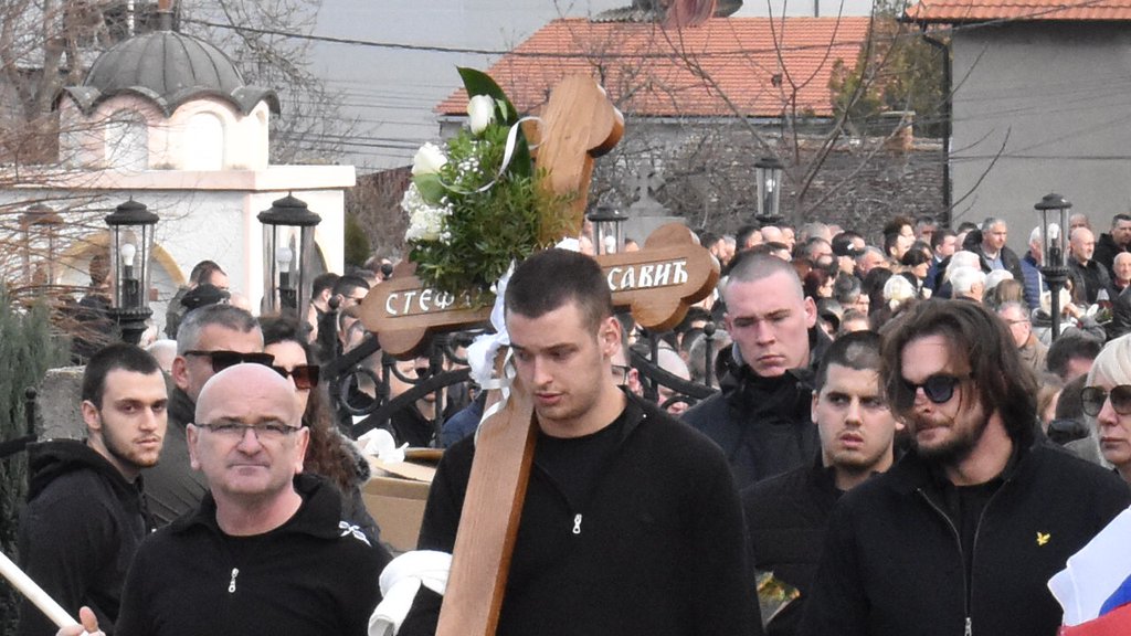 DRUGOVI UBIJENOG MMA BORCA U SUZAMA! Tužna povorka ide ka grobnom mestu, pored mladića koji nosi ...