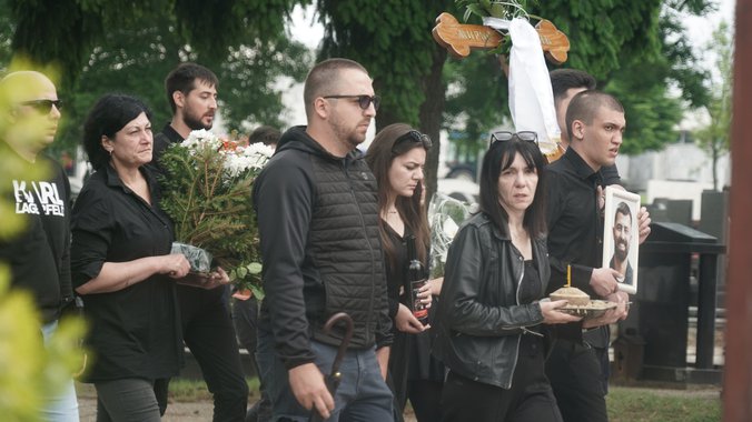 SAHRANJEN MIRKO RAŠIĆ! POTRESNE scene na groblju, majka jutjubera zakukala na sav glas: Sine ...