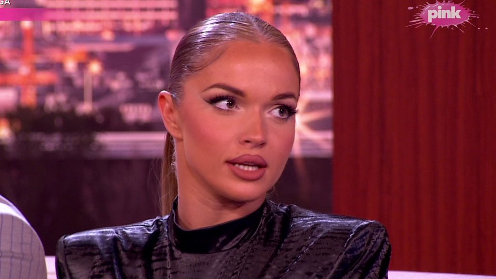 TEODORA DŽEHVEROVIĆ POKAZALA SVOJE LICE BEZ TRUNKE ŠMINKE! Pevačica ne skida osmeh s lica, a ovo ...