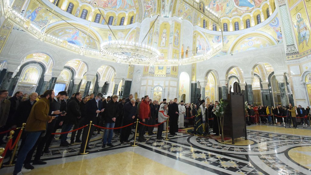 ZAŠTO PRAVOSLAVCI STOJE U CRKVAMA, DOK LJUDI DRUGIH VERA SEDE ILI KLEČE ...