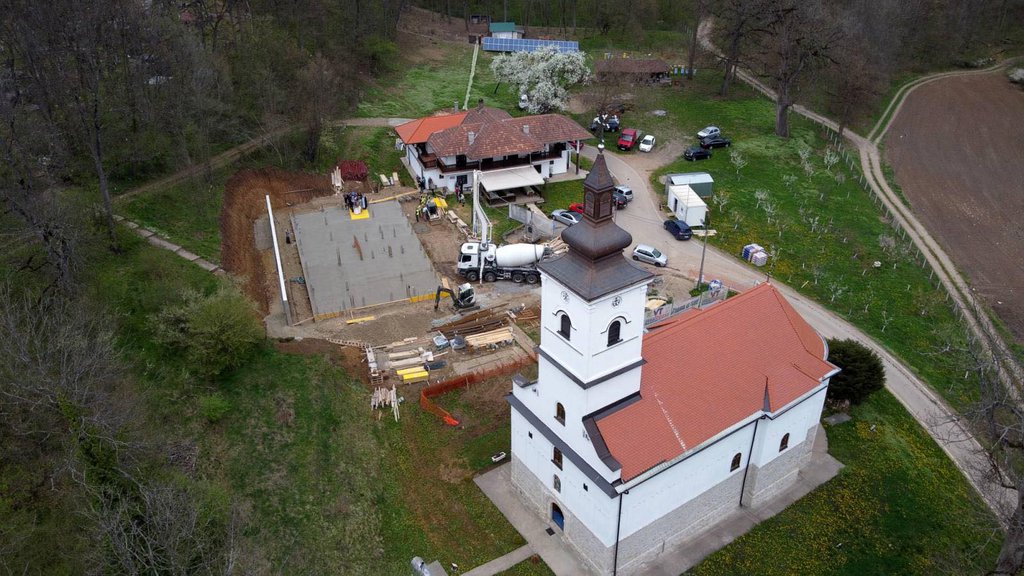 pink.rs | Episkop Šumadijski Jovan osveštao je temelje novog ...