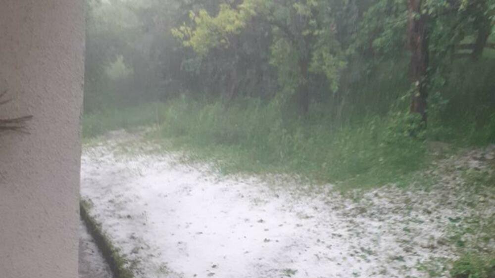 NEVREME IZ SLOVENIJE STIGLO U HRVATSKU - Pada grad, vetar lomi drveće ...