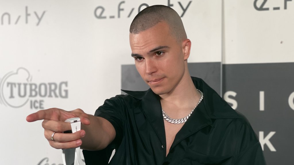 OSVANULA VOJAŽEVA SLIKA IZ KREVETA! Pokazao zgodno telo svoje nove ...