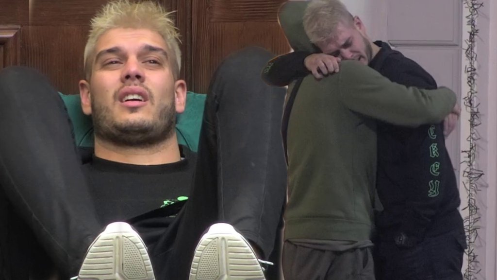 NAPUSTIO BELU KUĆU! Dejan nije mogao da podnese pritisak, pa završio u ... NAPUSTIO BELU KUĆU! Dejan nije mogao da podnese pritisak, pa završio u ...