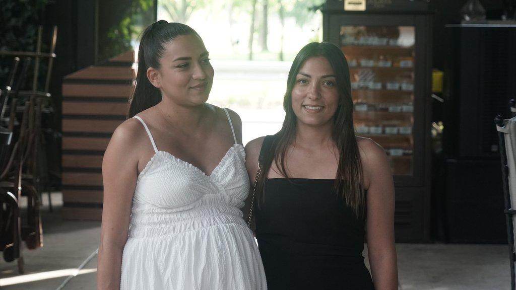 MARIJA RAMADANOVSKI POKAZALA TRUDNIČKI STOMAK! Nasmejana, sva u belom u ...