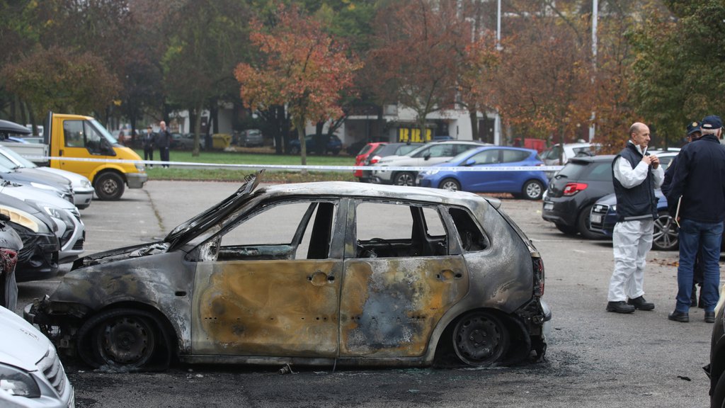 IZGOREO AUTOMOBIL NA VOŽDOVCU: Vatra zahvatila još jedno vozilo! Plamen bio do drugog sprata ...