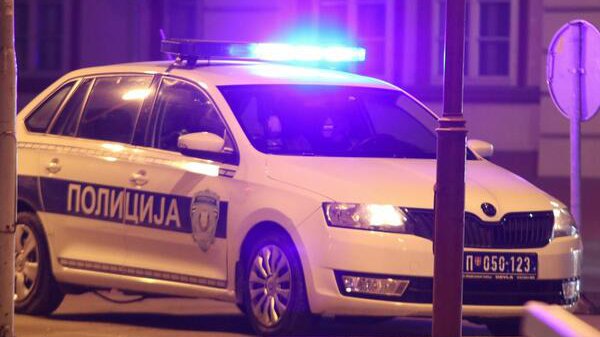 SAOBRAĆAJNA NEZGODA U NOVOM SADU: Zadnji deo potpuno smrskan, vozilo sletelo s puta (FOTO) | pink.rs