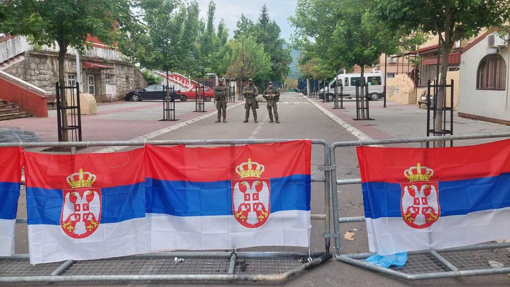 GRAĐANI SE I DANAS OKUPLJAJU NA SEVERU KIM: Kfor uklonio žicu oko zgrade opštine Leposavić - noć ...