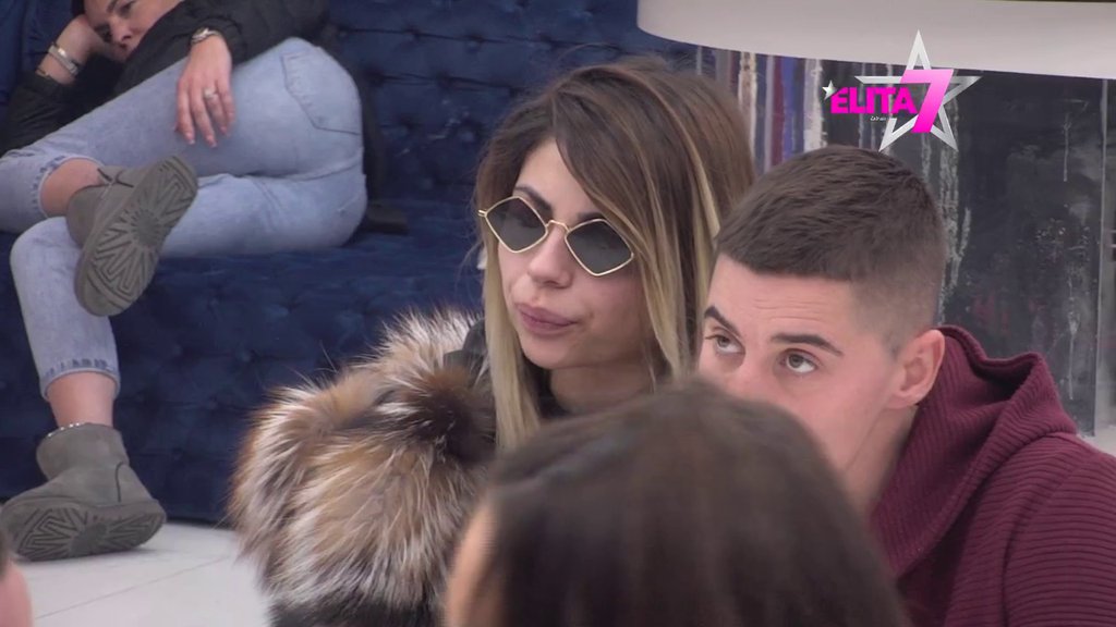 LUPIO JOJ ŠAMAR REALNOSTI! Lakić sasuo Anđeli sve u lice, pa mu ona uputila NIZ UVREDA! (VIDEO ...