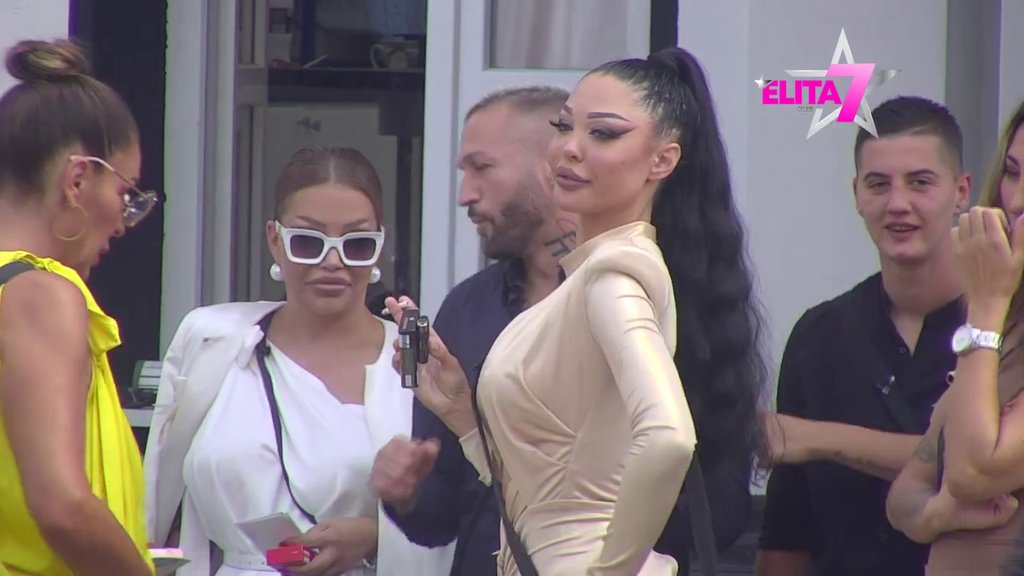 Vrebaju poput kobre: Ša i Maja ne skidaju pogled sa Stanislava! Pomno ...