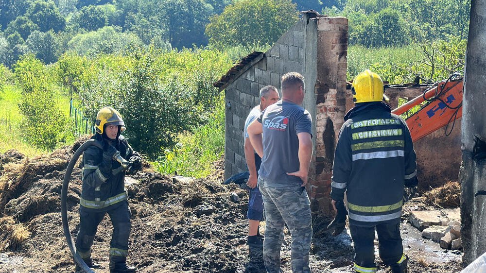 TUGA U ČAČANSKOM SELU VILJUŠ! IZGORELO ŠEST KRAVA I TELE: Veliki požar ...
