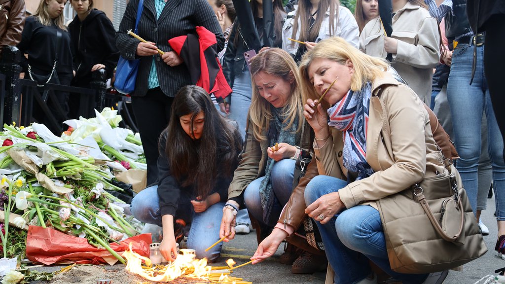 SRBIJA PLAČE ZA SVOJOM DECOM: Trodnevna žalost za žrtavama oružanog napada u osnovnoj školi na ...