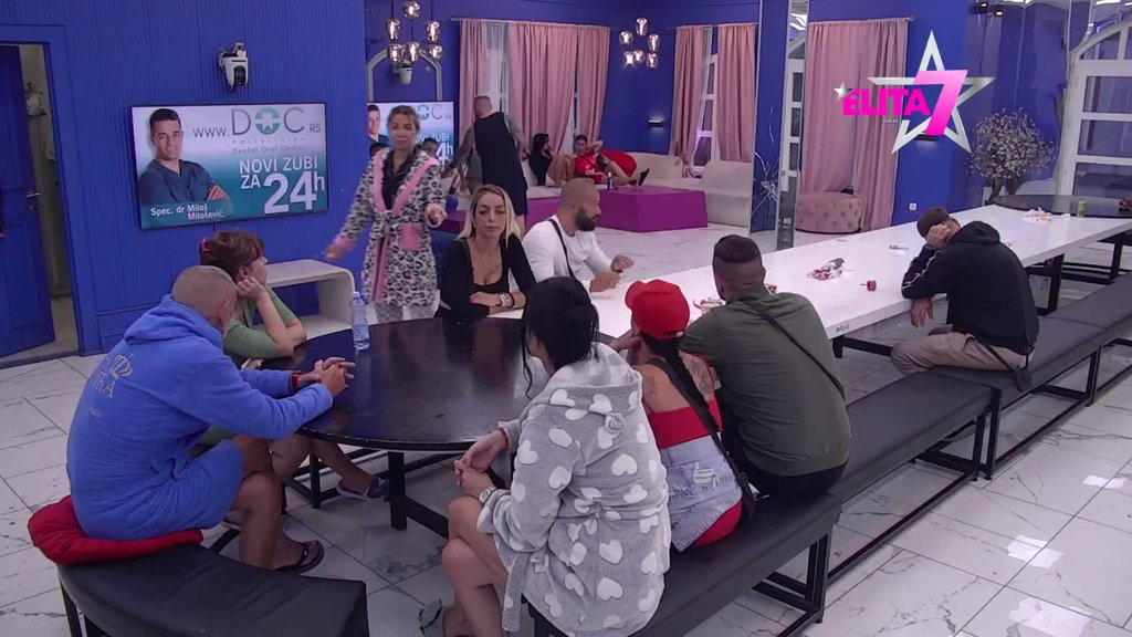 STAVILA SVE KARTE NA STO! Aneli otkrila da li bi IZBRISALA sve emocije ...