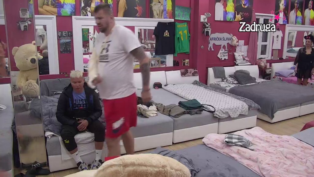 'NEKA SI SE TI NAMA VRATIO!' Janjuš u gipsu stigao u Belu kuću, Maja mu ...